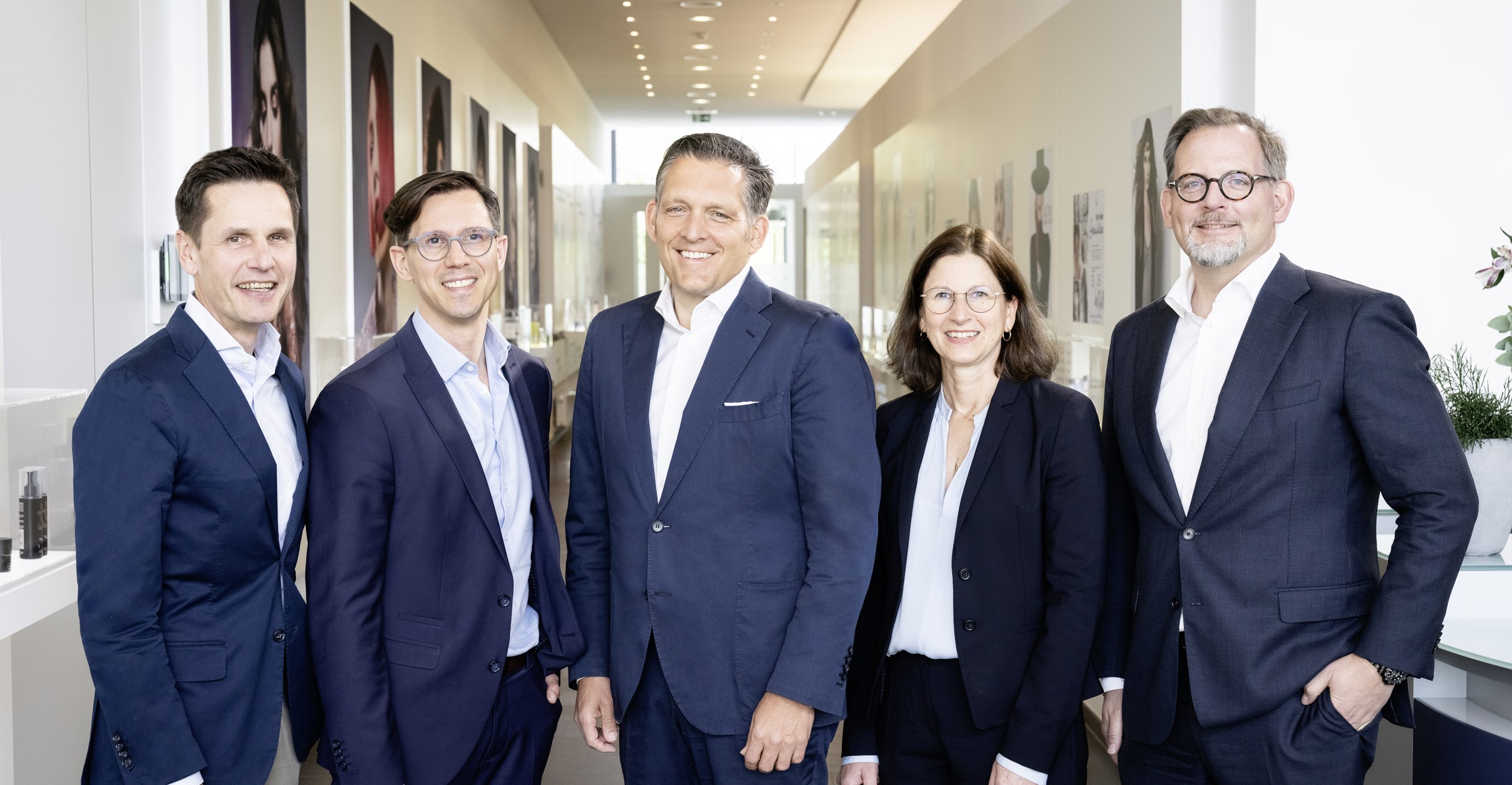 Wer lenkt uns? - Dr. Wolff Group